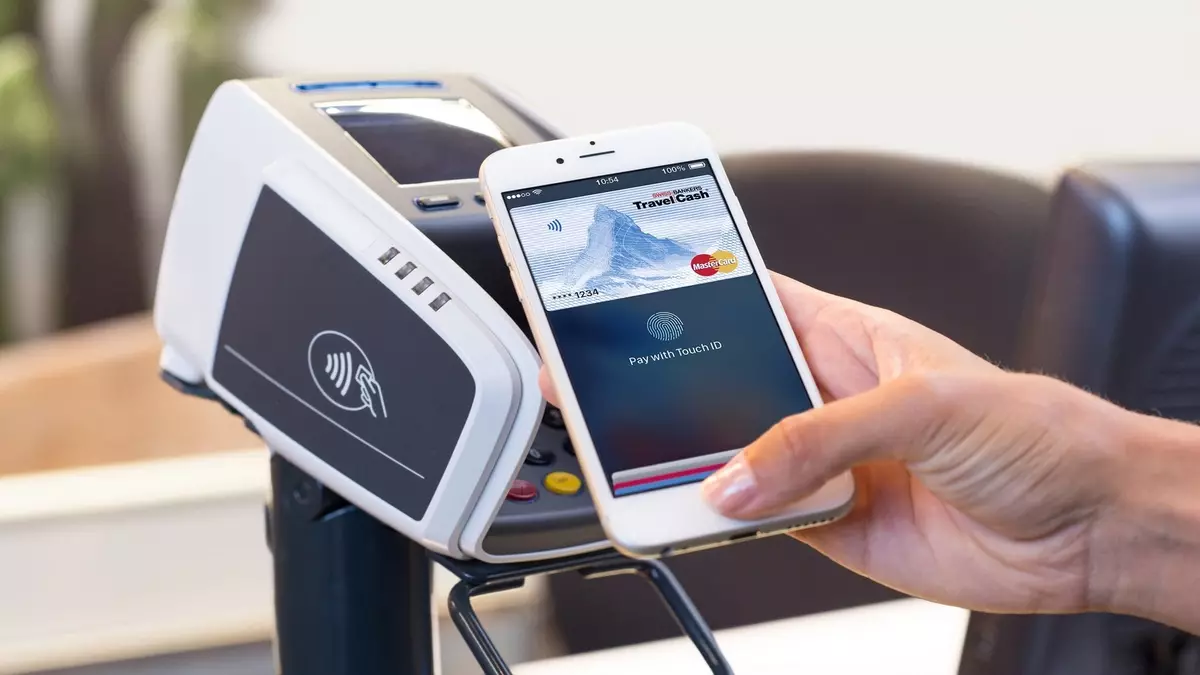 Айфонның иелері Apple Pay үшін банкті өзгертуге дайын, ал сіз?