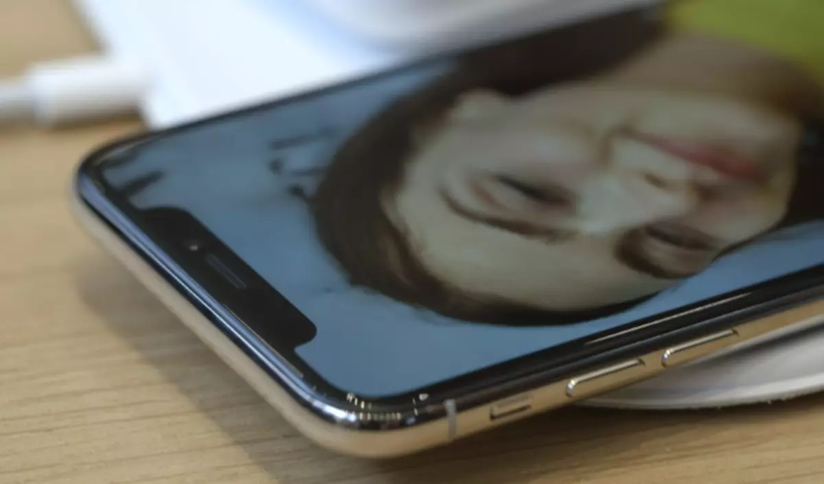 Ožičeni: prvi prvi pogled na iPhone X 