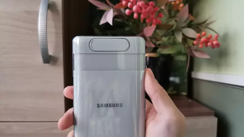 I-Samsung Galaxy A80 uphononongo. I-niche smartphone ngesininzi semilinganiselo yokubekwa 1144_15