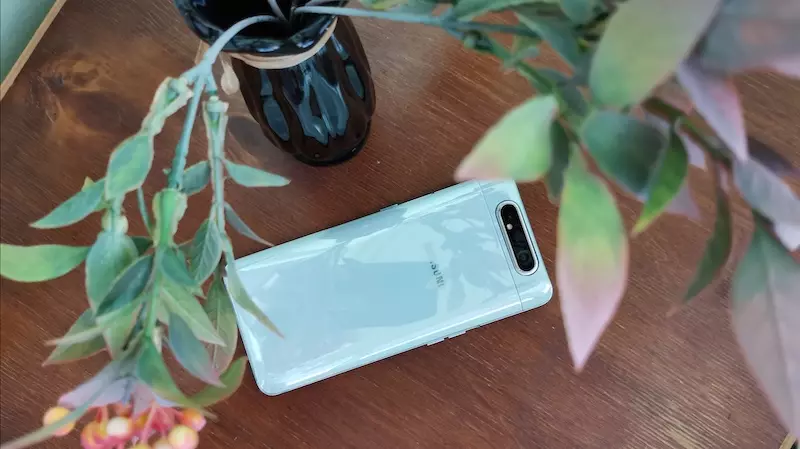 Samsung Galaxy A80 felülvizsgálata. Niche okostelefon a kompromisszumok tömegével 1144_2