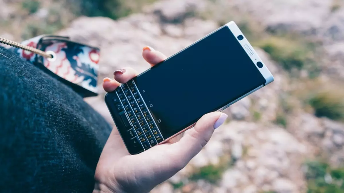 Агляд Blackberry KEYone