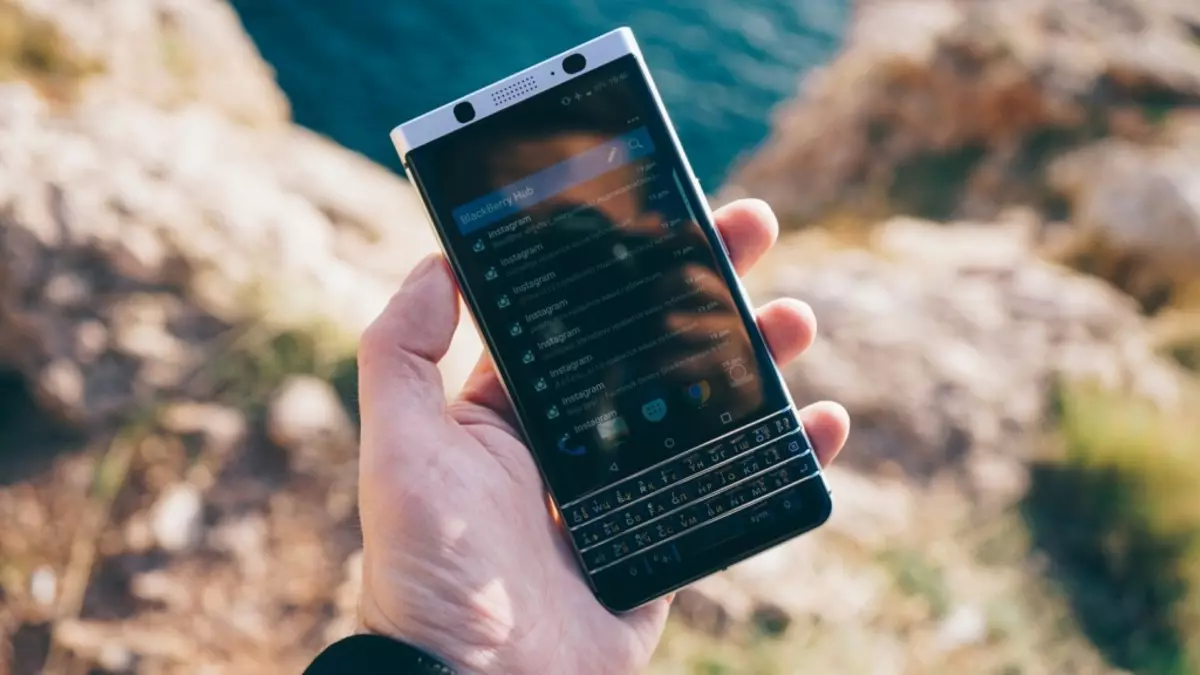 Агляд Blackberry KEYone