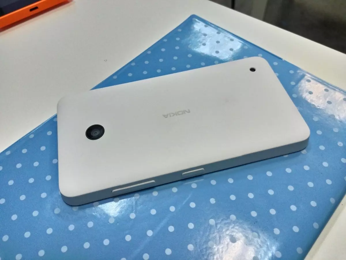 ទូរស័ព្ទ Lumia 630 បានថតនៅលើ Padfone S