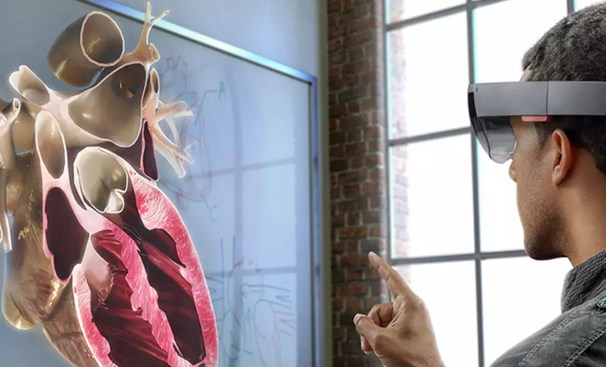 Microsoft Hololens käyttää selkärangan operaation aikana