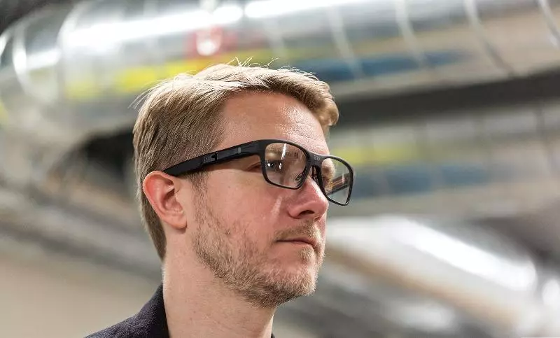 Intel has created "smart" glasses, projecting the image right on the retina
