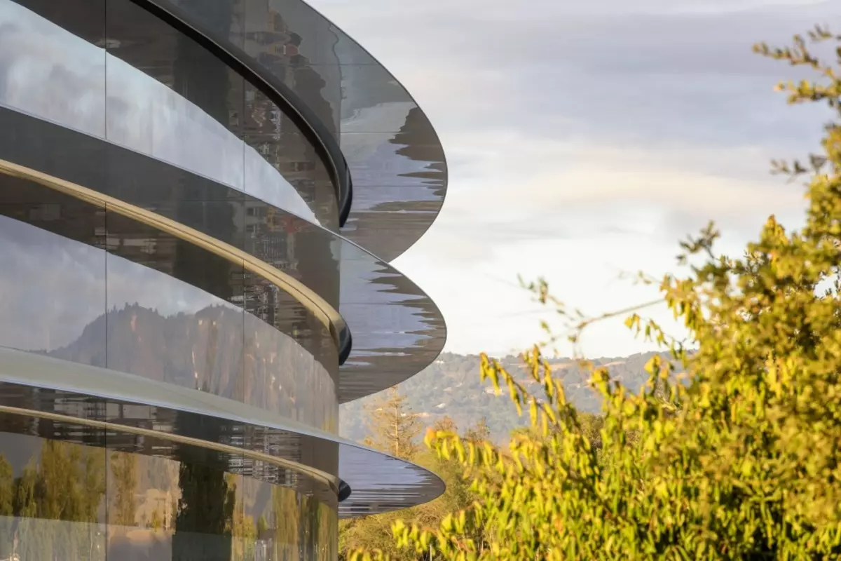 Apple-Park-Photo-1-Building-Trees.jpg