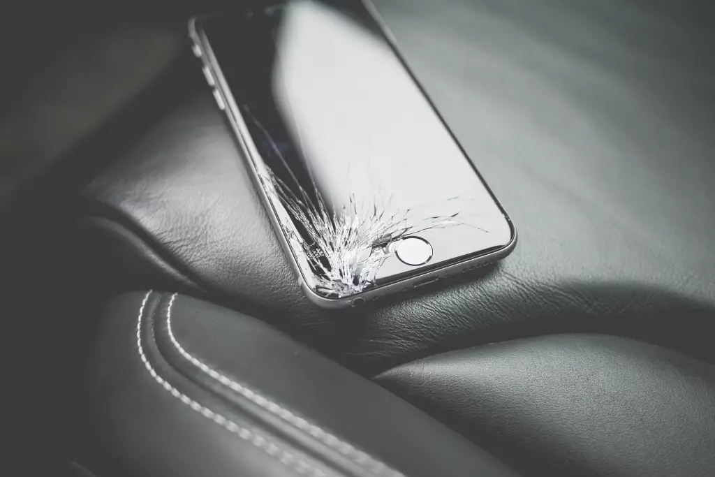 Dropped-iPhone-6-with-cracked-screen-on-car-seat-picjumbo-com.jpg