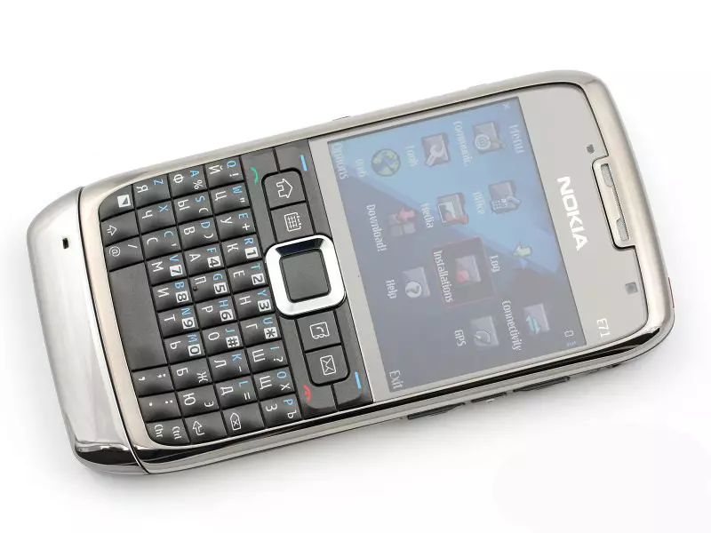 Nokia E71.