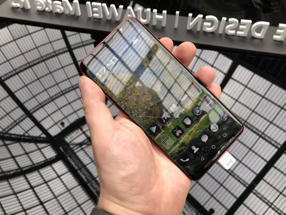 Huawei Mate Rs Porsche Grianghraif Dearadh ó chur i láthair Pháras 15206_10