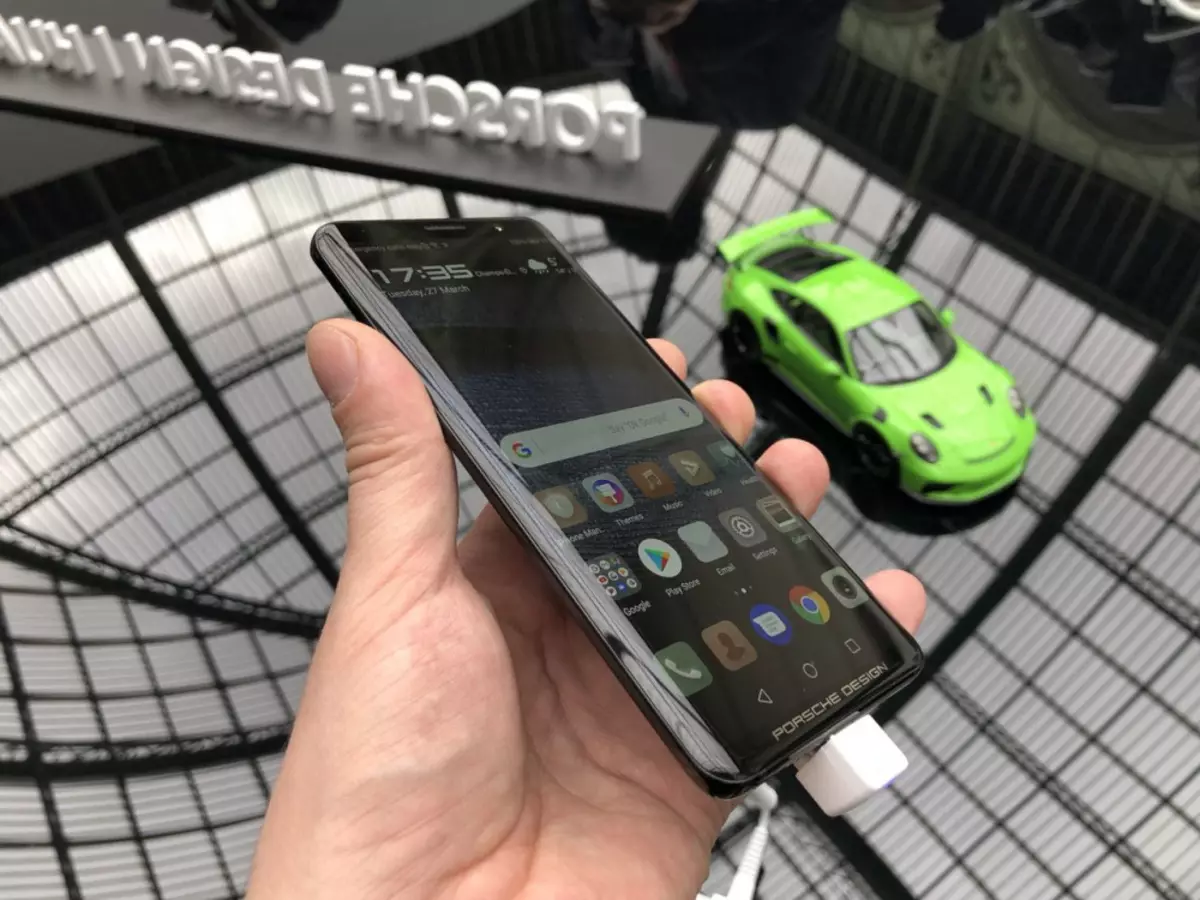 Huawei Mate Rs Porsche Grianghraif Dearadh ó chur i láthair Pháras 15206_3