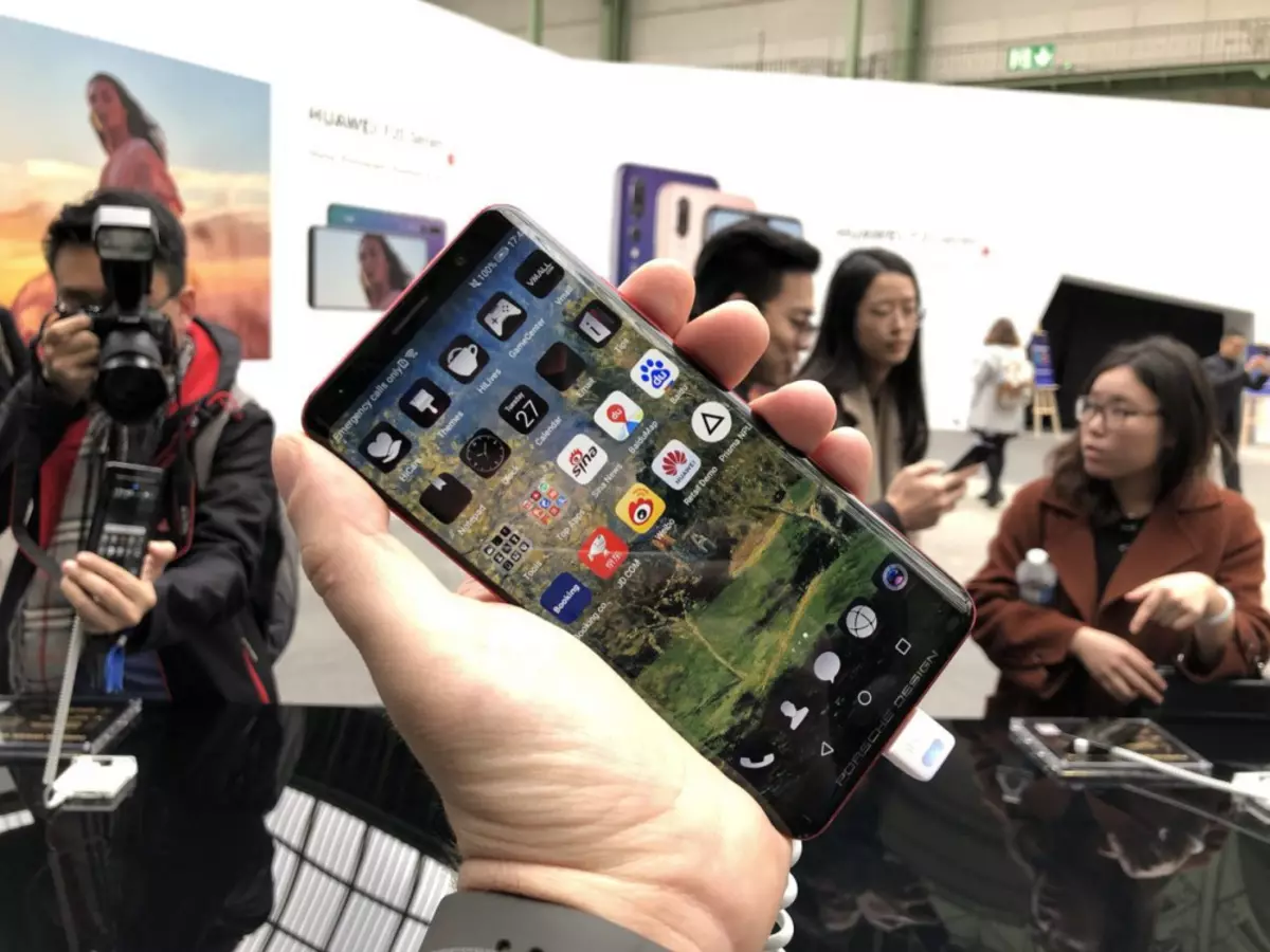 Huawei Mate Rs Porsche Grianghraif Dearadh ó chur i láthair Pháras 15206_8