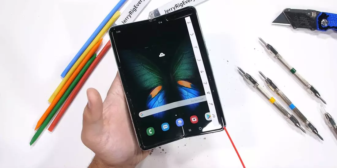 Samsung Galaxy Fold გაიარა გამოცდა ძალა. ის ჯერ კიდევ მტვერს ეშინია