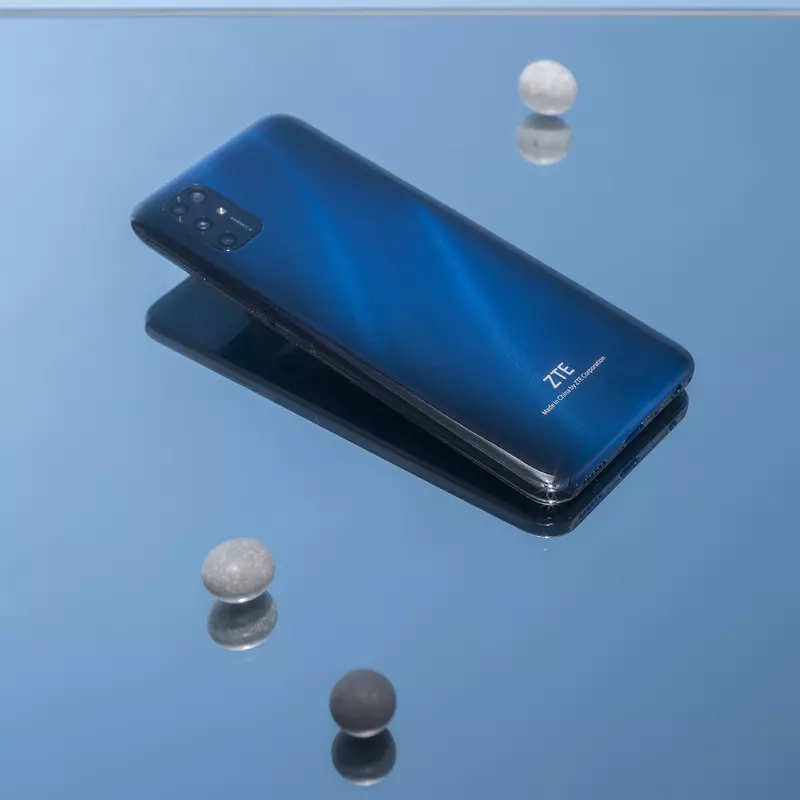 Ku Russia, zte tsamba v2020 smartphone imaperekedwa ndi zitsulo za 6.82 16278_2