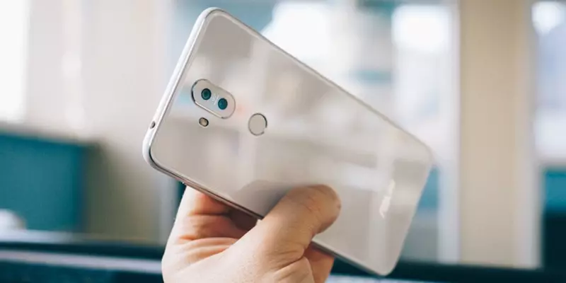 Genel Bakış Asus Zenfone 5 Lite - Çok az para için moda teknolojileri