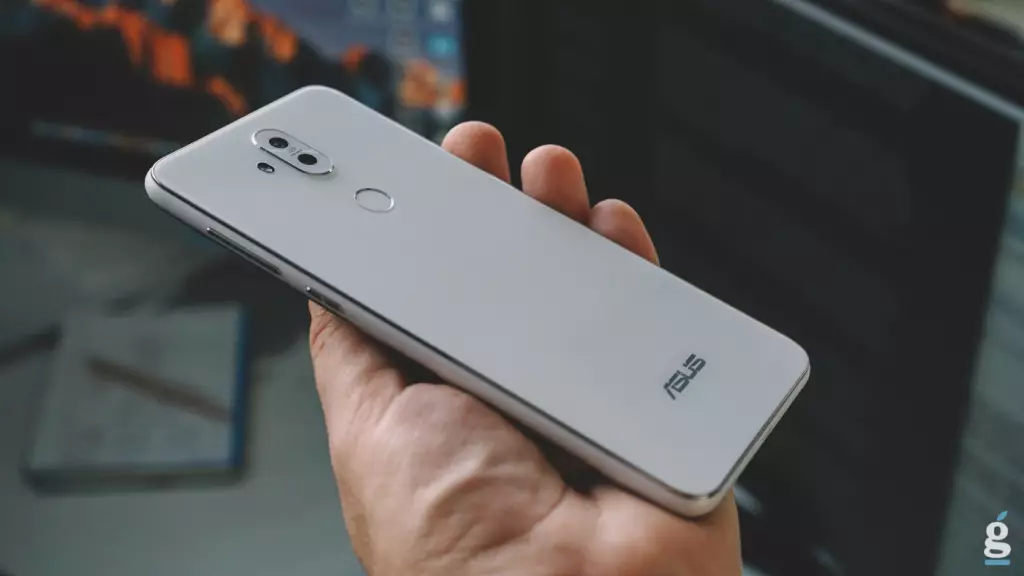 Genel Bakış Asus Zenfone 5 Lite - Çok az para için moda teknolojileri