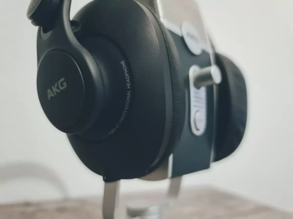 Akg Lyra.