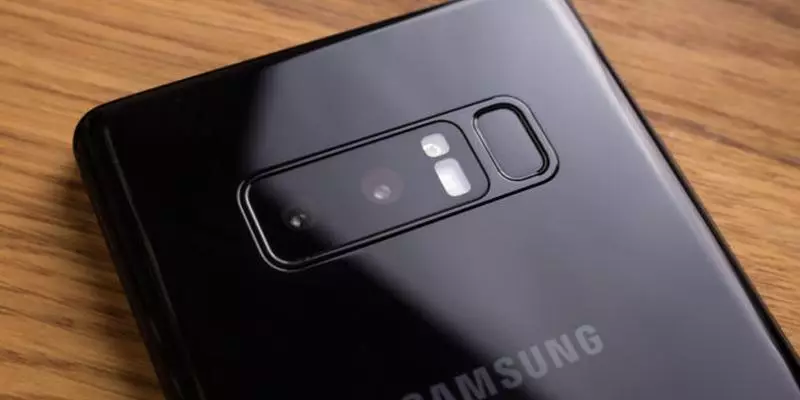 Bydd Galaxy Note 9 yn boblogaidd. Os nad yw Samsung yn caniatáu dau fain 18808_2