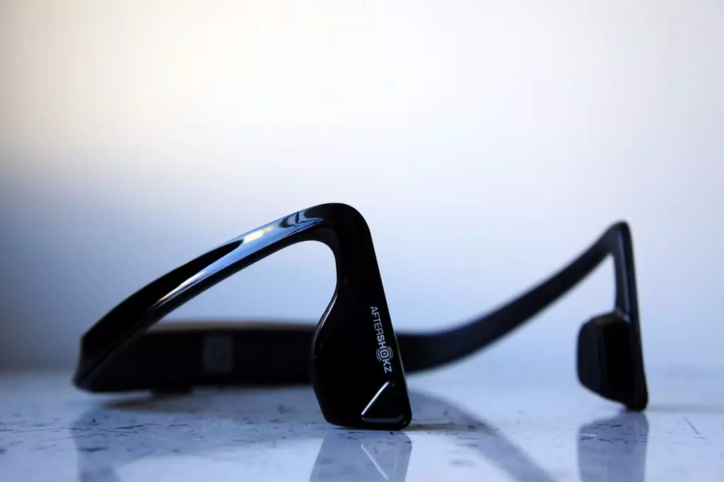 Aftershokz Bluez Headphone Review ao amin'ny iguides.com