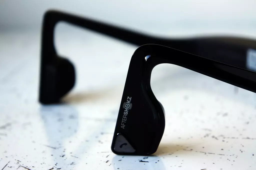 Aftershokz Bluez kas radyo revizyon sou Iguides.com