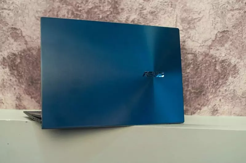 عمومي کتنه د ASUS ZENBOOK DUO UX482E: بی ساری مسلکي لپ ټاپ ښايي ارزانه وي؟ 19825_11