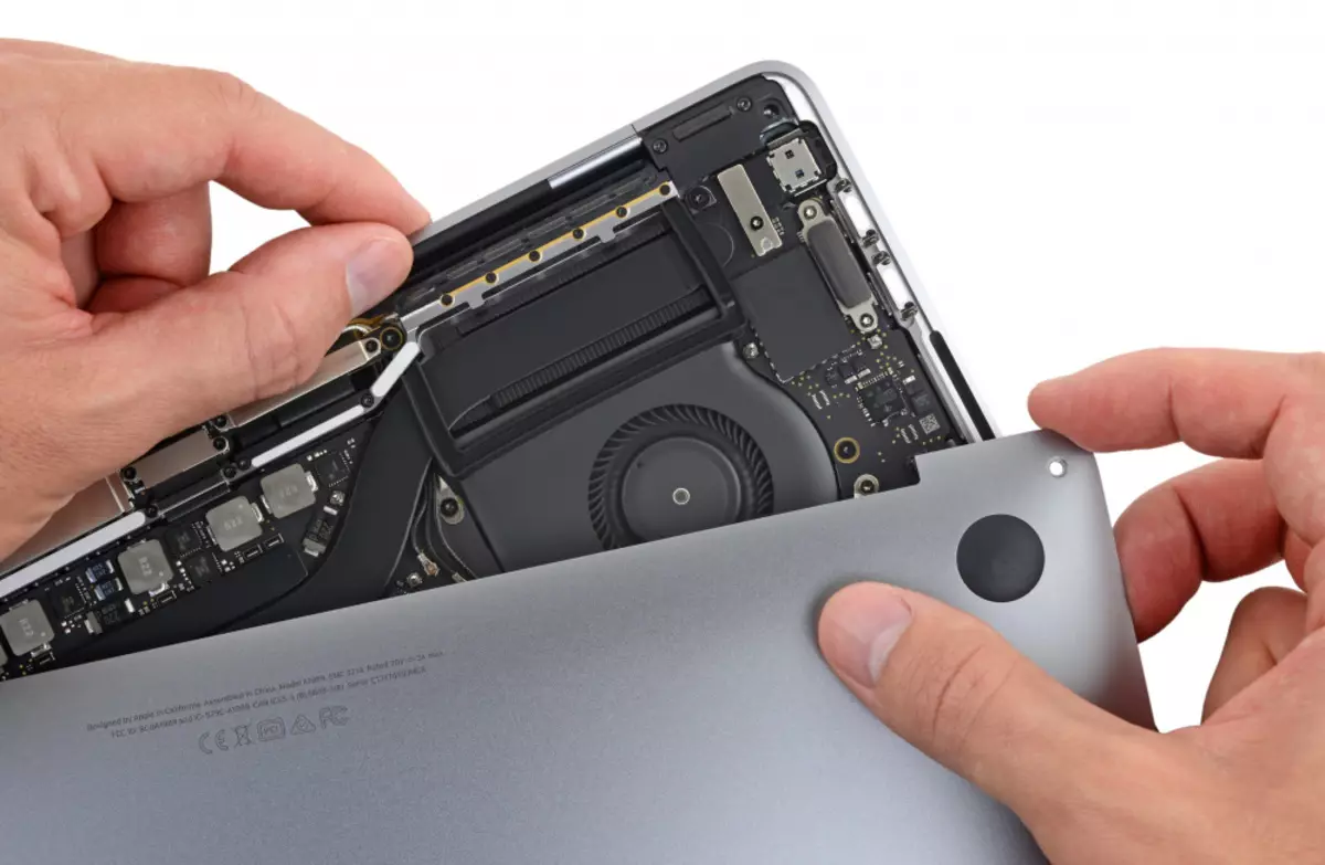 Ifixit täze Macbook Pro Prob-yşardy we onuň dowamlylygyna minnetdarlyk bildirdi 19957_2