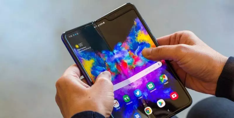 Сгъване Galaxy Fold пристигна в Русия: цената и датата на старта на продажбите