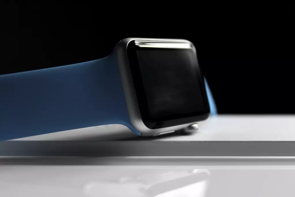 Angalia kwanza kwenye mchezo wa Apple Watch.