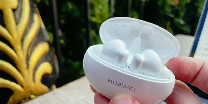 Гутация Huawei FreeBuDS 4I: самолетка караганда өч тапкыр озынрак эшләгез, ләкин алар яхшыракмы?