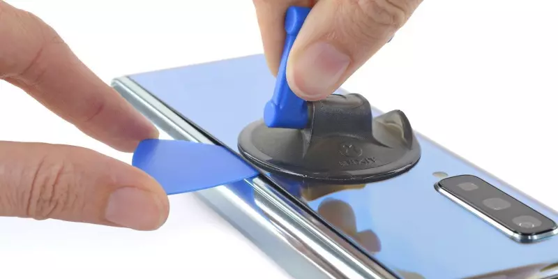 أظهر إعادة توزيع للغالاكسي أضعاف من IFIXIT أن هذا الهاتف الذكي لم يكن