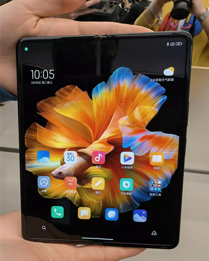 Những bức ảnh trực tiếp đầu tiên của Xiaomi Mi Mix Fold: Nếp gấp trên màn hình không làm bất cứ nơi nào 21244_2