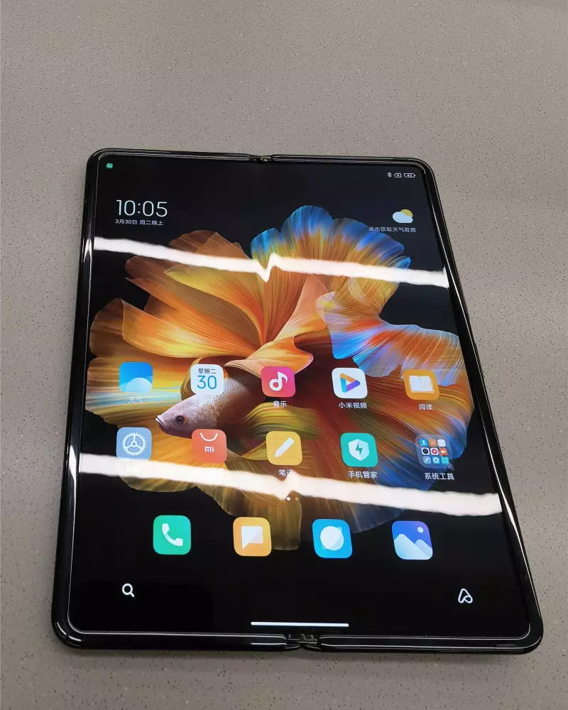 Перші живі фото Xiaomi Mi Mix Fold: складка на екрані нікуди не поділася 21244_4