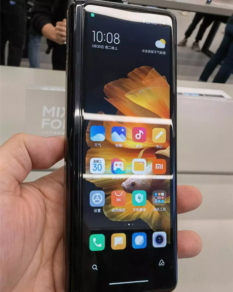 Xiaomi Mi Miaomi Miaomiyning birinchi jonli fotosuratlari: ekrandagi katlama hech qaerga ishlamaydi 21244_8