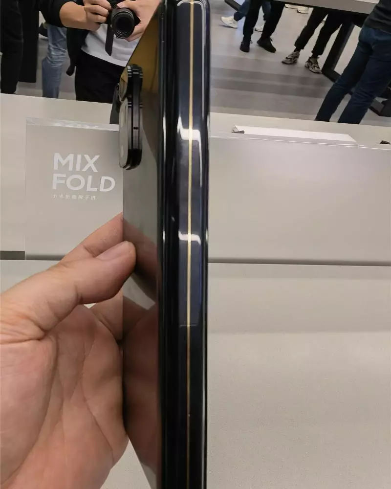 Xiaomi Mi Mix Fold的第一個實時照片：屏幕上的折疊在任何地方都沒有 21244_9