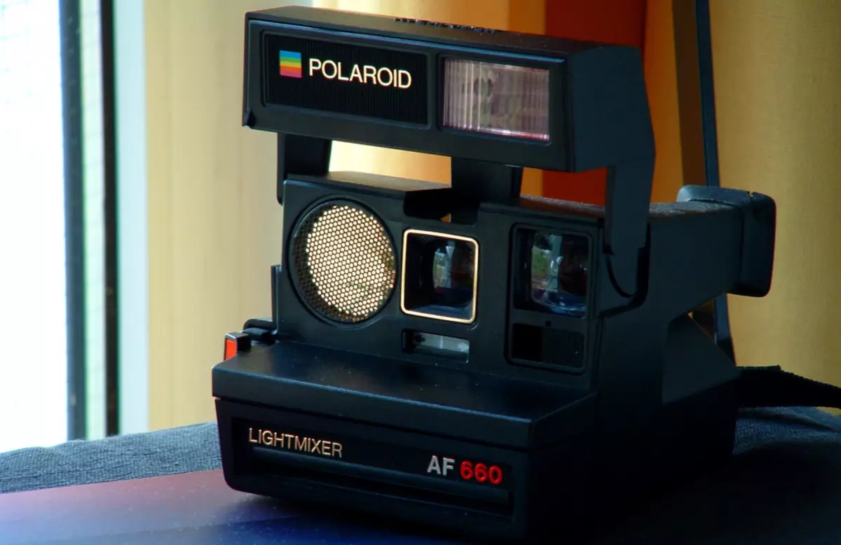 Poloroid 660.