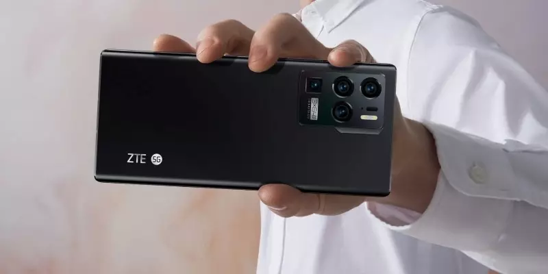 Smartphone dengan tiga kamera 64 megapixal dirilis. Di mana begitu banyak? 21904_4