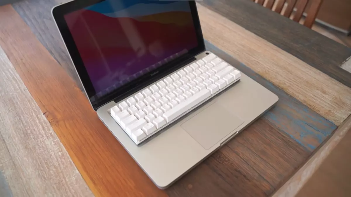 Natt Apple: Enthusiast skapade MacBook med ett mekaniskt tangentbord 22726_2