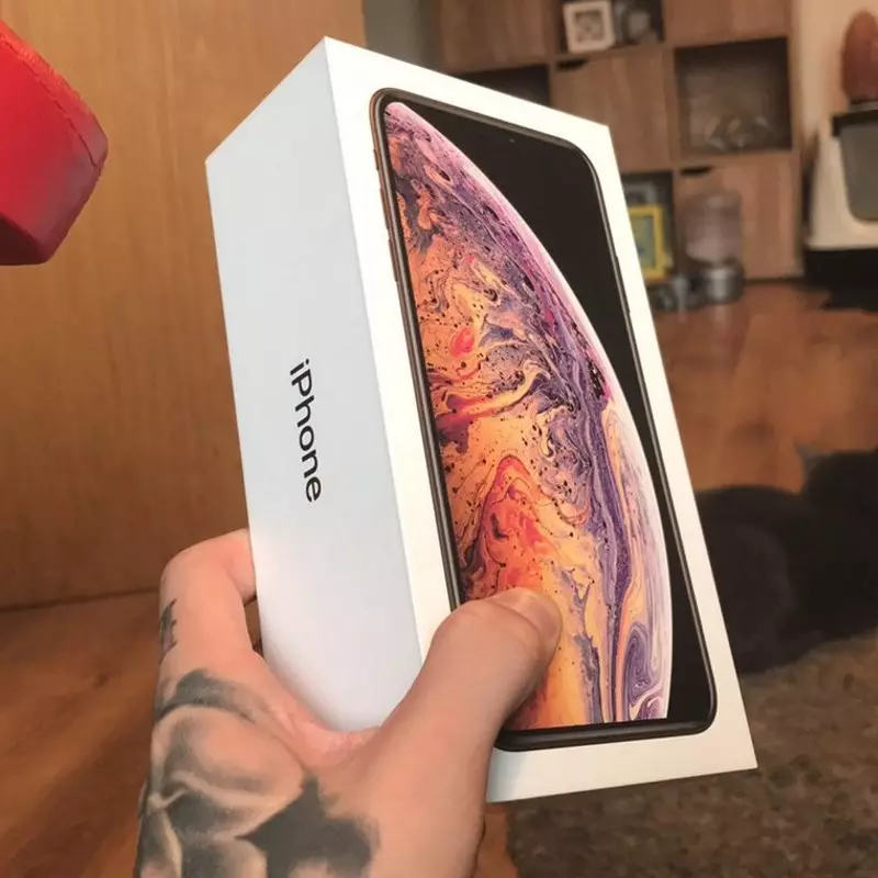 IPhone XS kaj XS MAX akiris aĉetantojn: Fotoj, Geedziĝo, Crash Test 23107_4