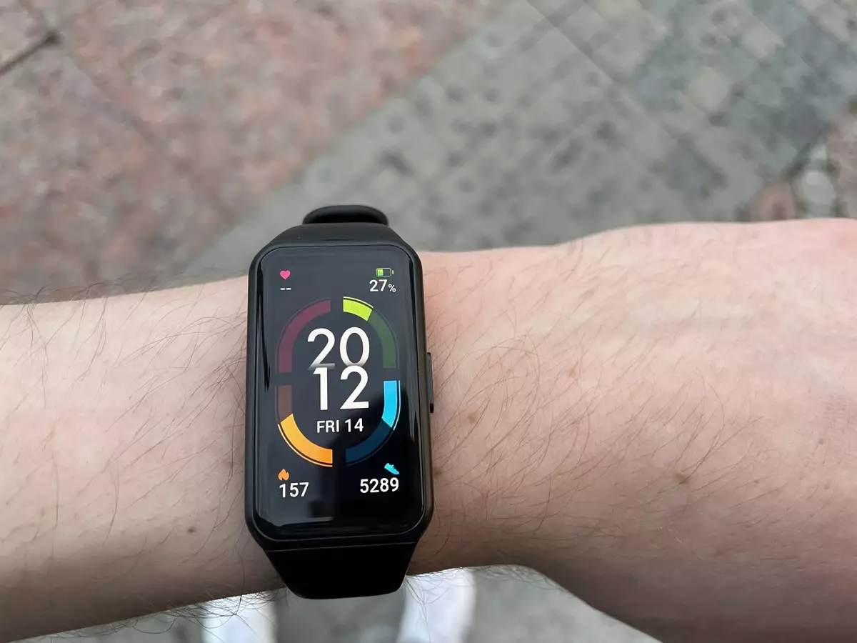 Heshima Band 6 Review: Ni tofauti na Huawei Band 6 na ni nini ni rahisi kuliko Xiaomi Mi Band 6? 23163_3