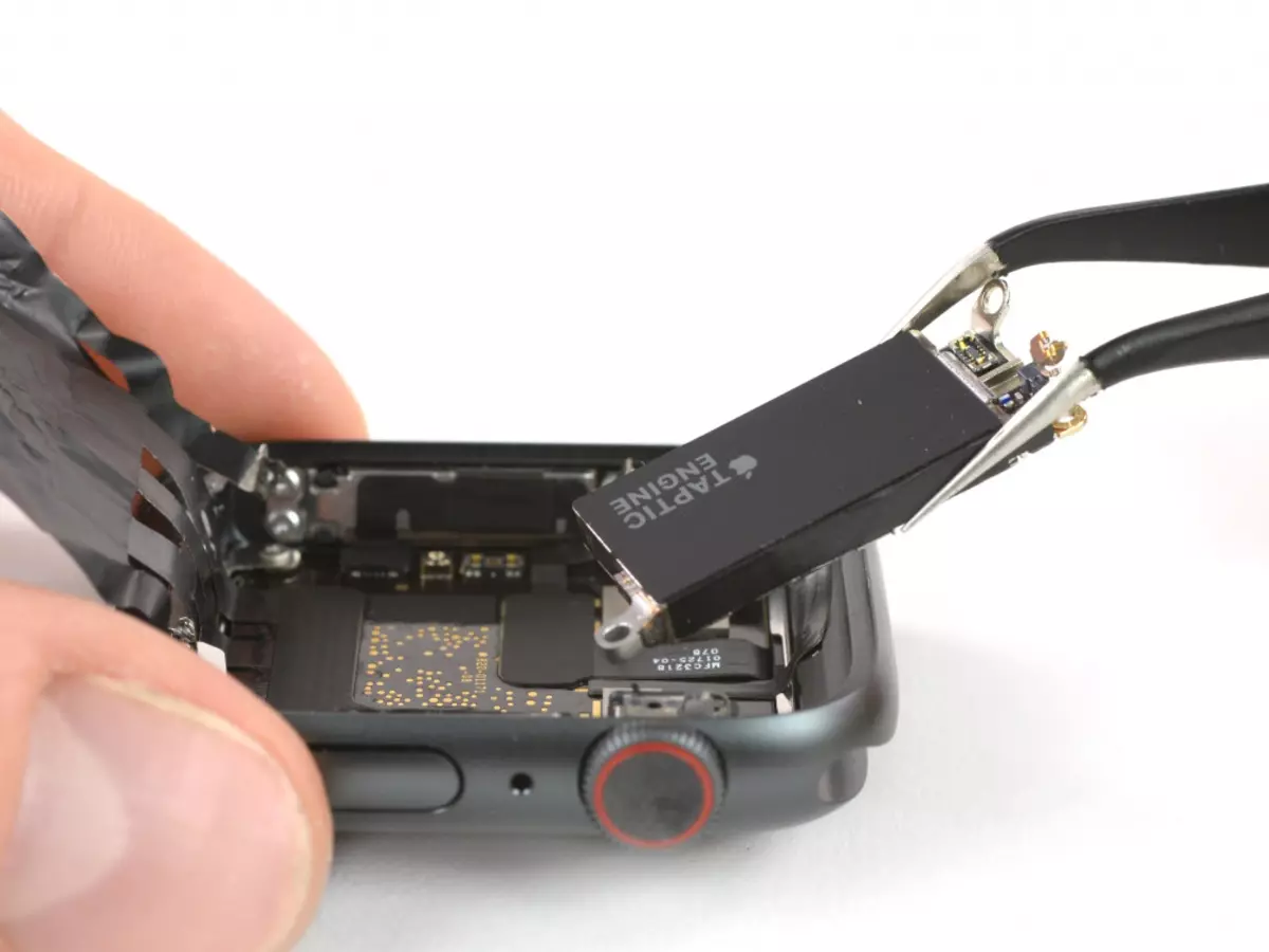 I-IFIXIT ihlukanise u-Apple Watch Seach 4. Iwashi selithembeke ngokwengeziwe futhi kulula ukulungiswa 23239_3