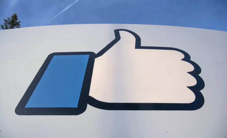 "Facebook" birnäçe enjamlary boşadar