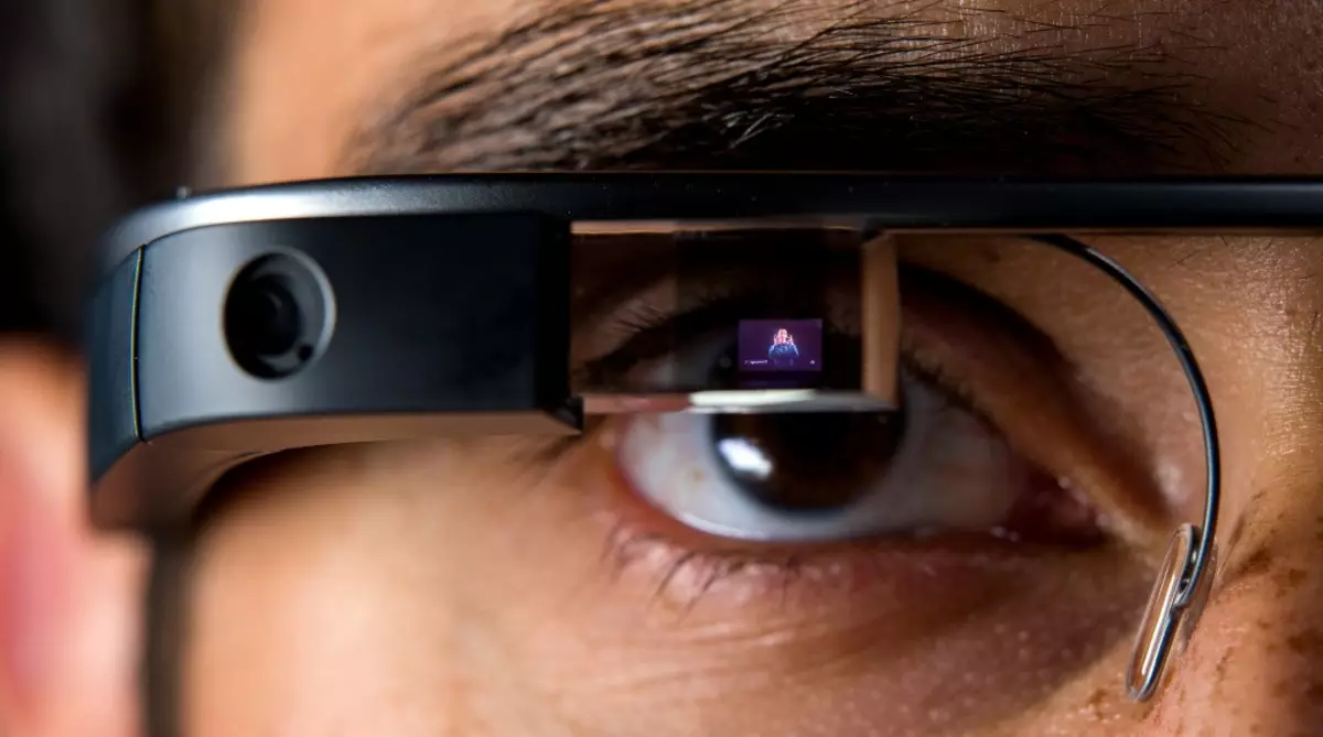 چوڭ شىركەتلەر ئىشلەپچىقىرىشتا Google Glass نى سىناق قىلىشقا باشلىدى