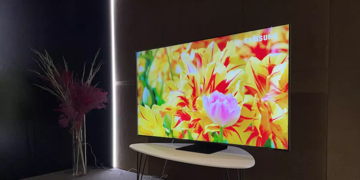 Samsung Neo q21 QN90A Review: TV tụgharịrị egwuregwu ahụ. Agba kemmiri, ma na-enweghị Oled na ihuenyo 23777_1