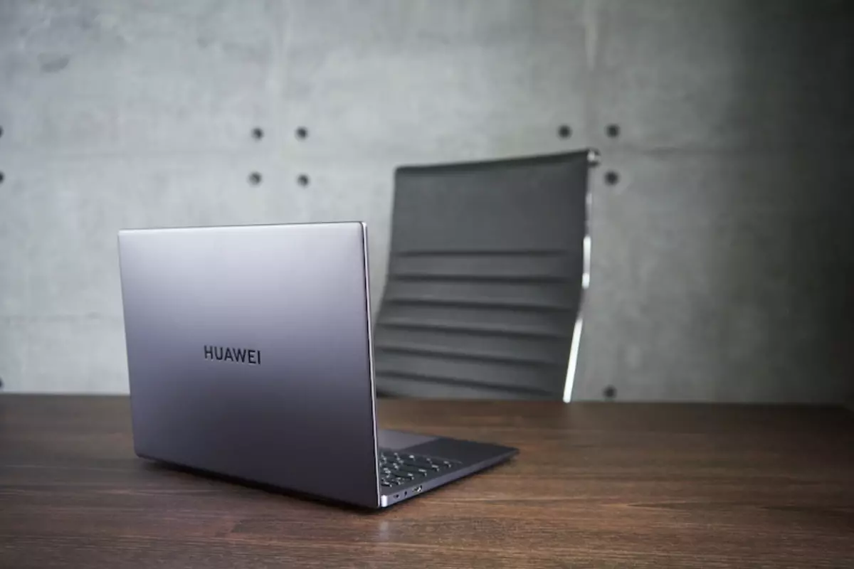 Саволҳои Huawei 14 Шарҳи 14 Шарҳи: Чаро ин ноутбуки касбӣ нисбат ба ҳавои MacBook аст? 23868_1