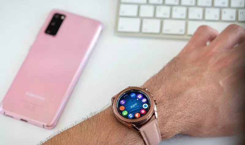 Samsung akan membebaskan pesaing Apple Watch, dan di dalam kotak dengan mereka akan dikenakan biaya. Sebelumnya, dia ejik Apple untuk itu 24243_1