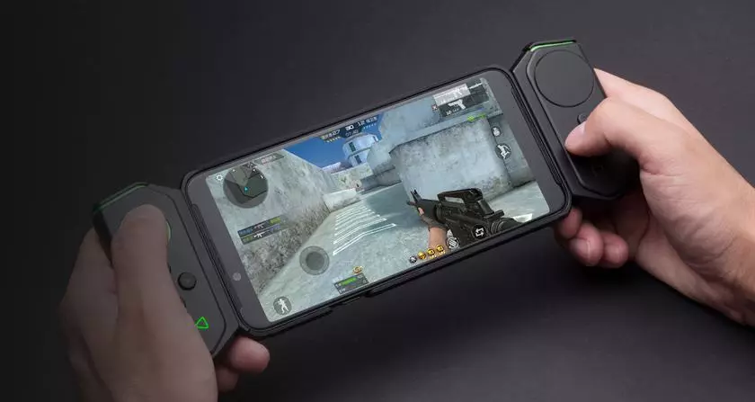 Xiaomi Black Shark 2 gavo 10 GB RAM, skysto aušinimo ir gamepad 24289_3