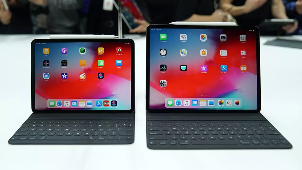 ipad Pro: qirla'aanta iyo cufnaanta. Aragtiyaha ugu horeeya ee sahaqadaha 24597_3