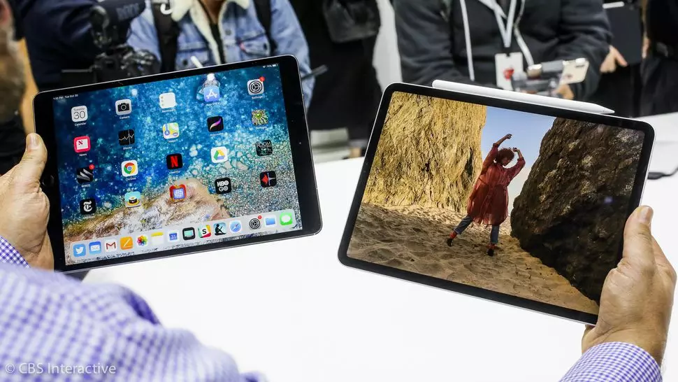 ipad Pro: qirla'aanta iyo cufnaanta. Aragtiyaha ugu horeeya ee sahaqadaha 24597_4