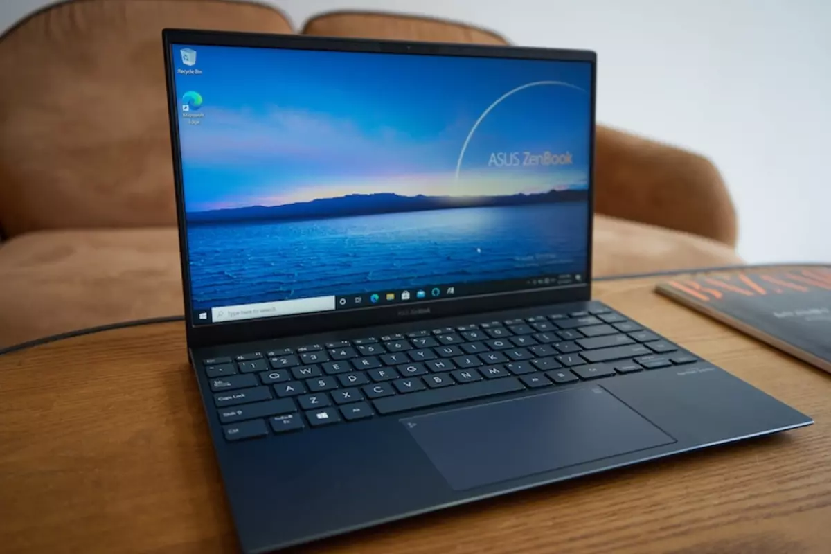 Asus ZenBook 14 UM425 Review: Ideell for reise og freelance 25074_1