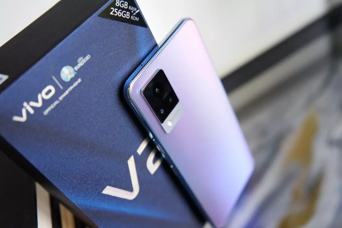 Vivo v21.