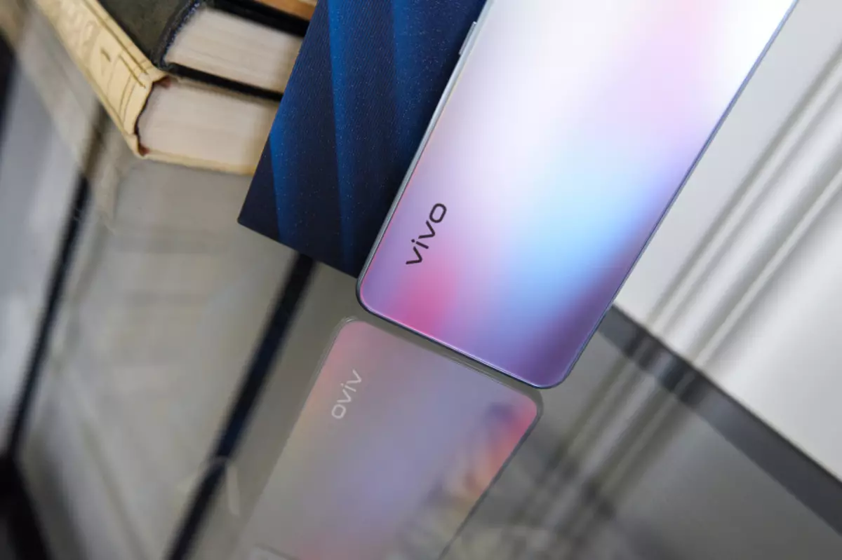 VIVO V21.